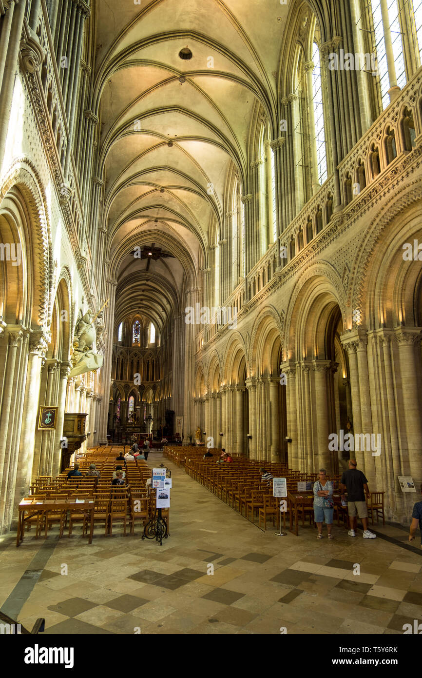 La cathédrale de bayeux à l'intérieur Banque de photographies et d’images à haute résolution - Alamy