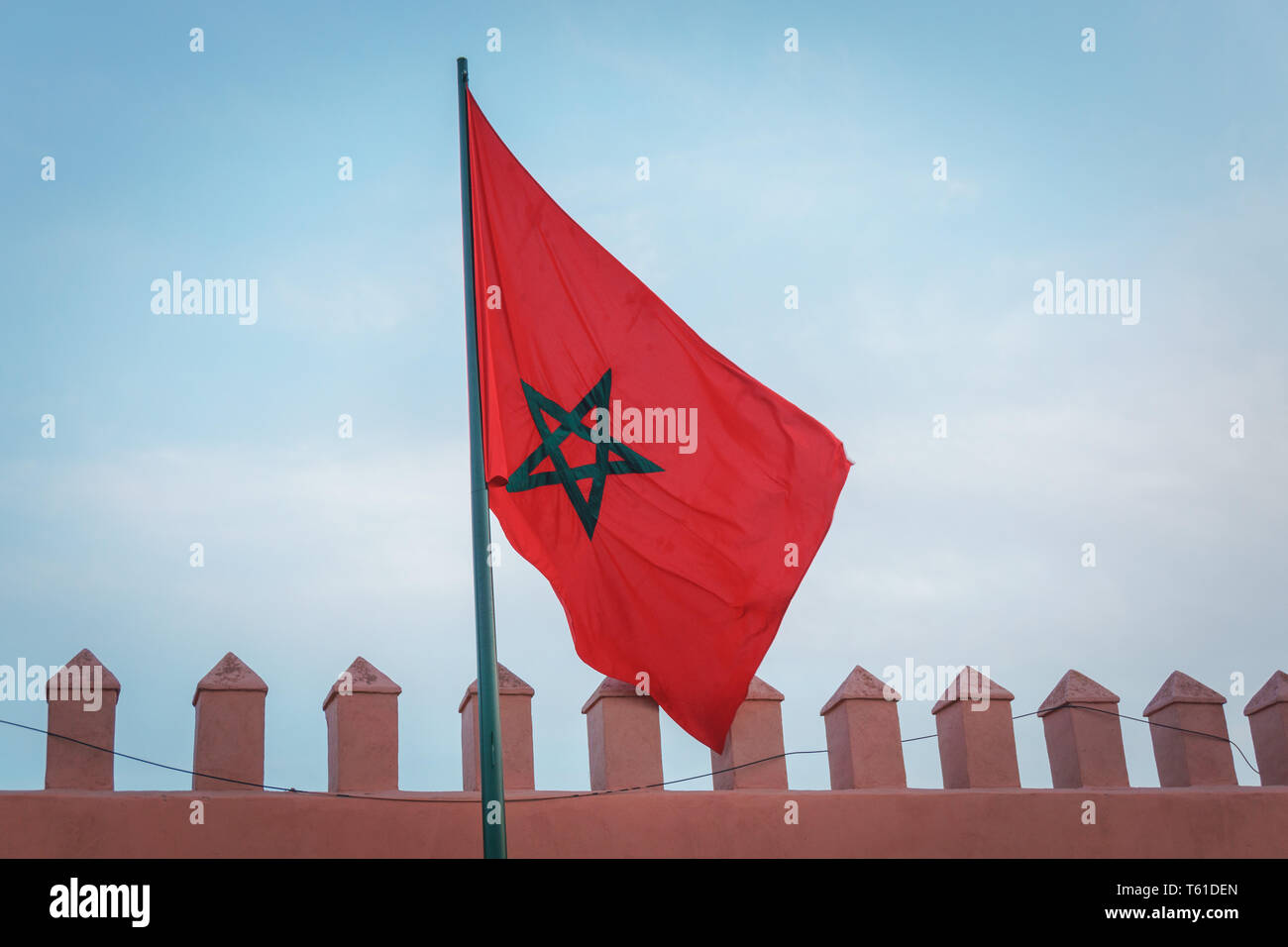 Drapeau marocain dans le ciel Banque de photographies et d’images à ...