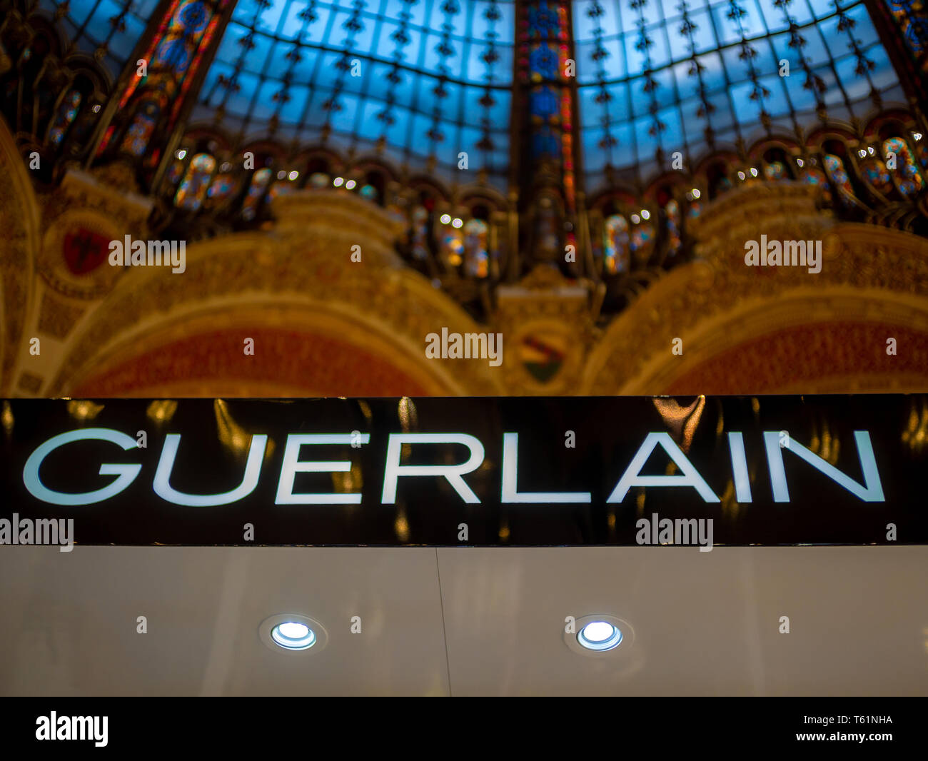 Guerlain logo Banque de photographies et d’images à haute résolution ...