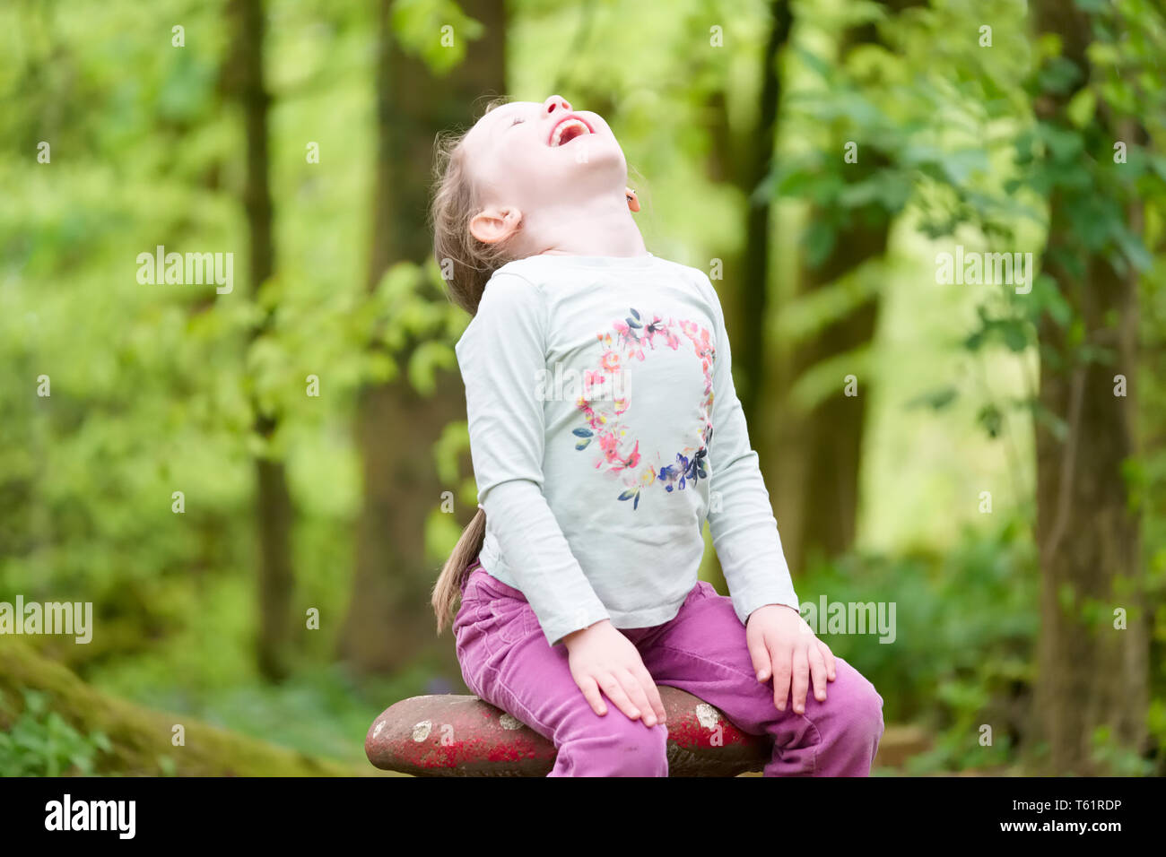 Genoux avec les mains sur la tête Banque de photographies et d’images à ...