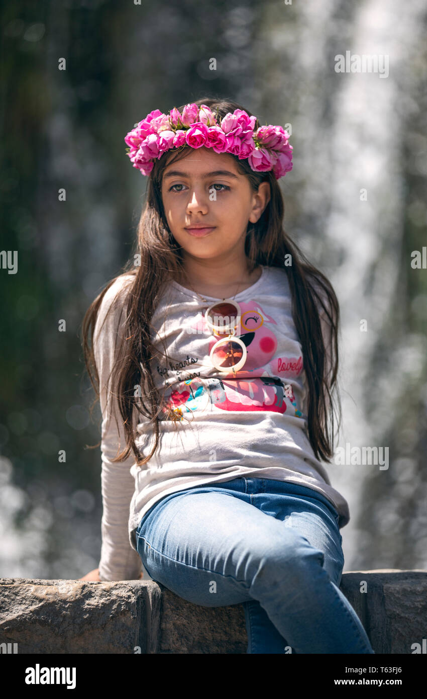 Kashan, Iran, 25 avril 2019 : jeune fille iranienne avec des roses sur ...