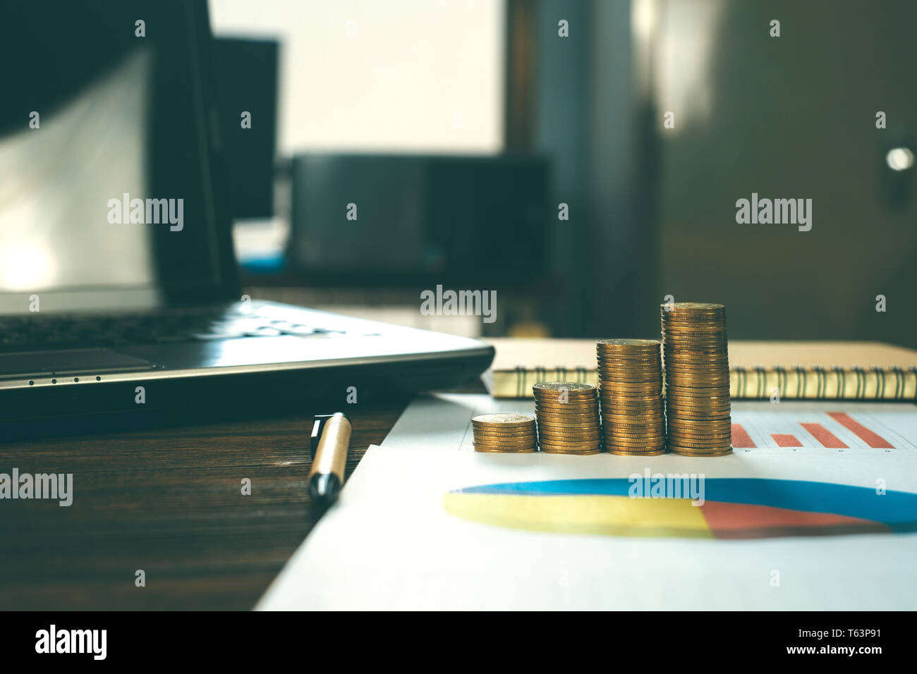 L'étape de pièces piles avec ordinateur portable et financier Le ...