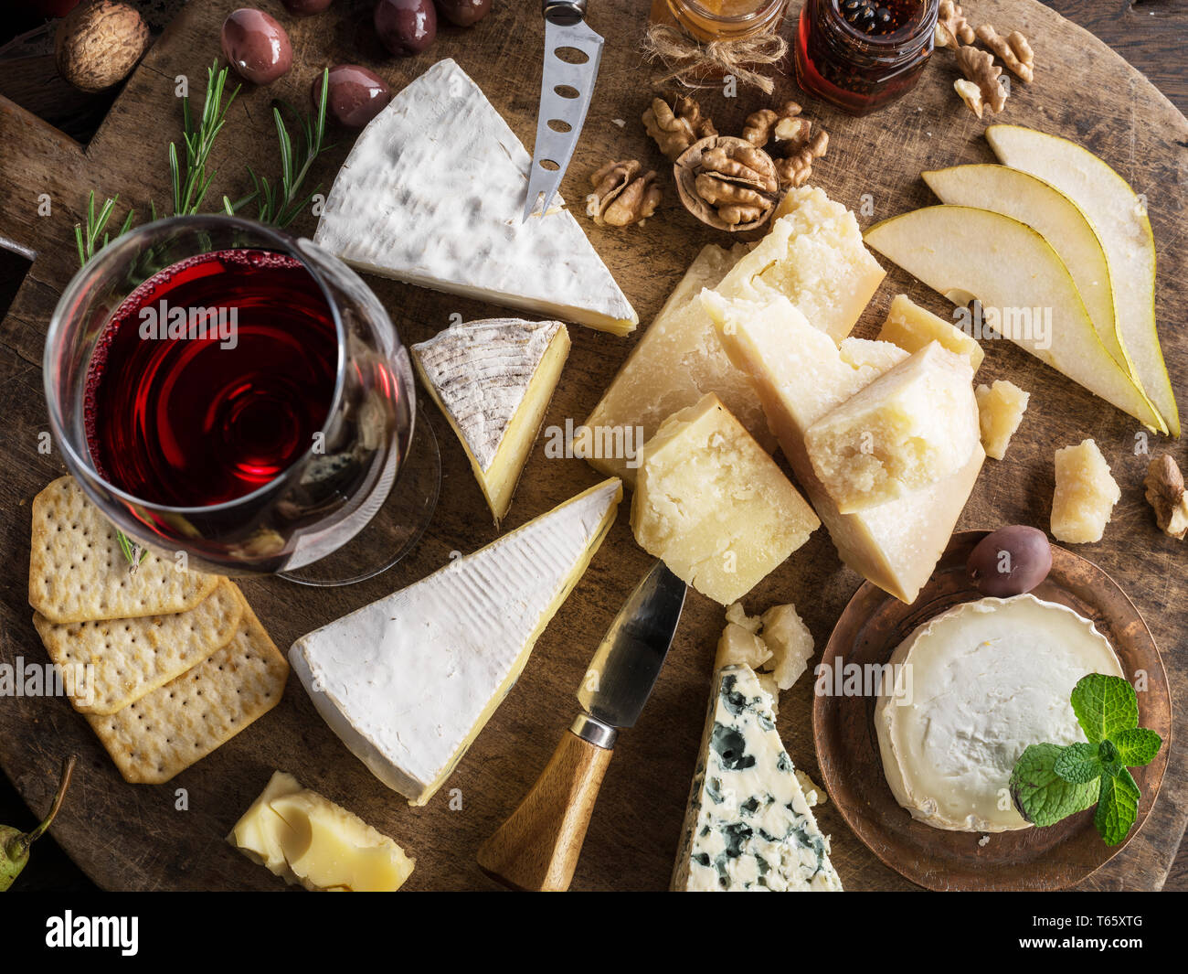 Assiette de fromages avec fromages biologiques, les fruits, les noix et ...