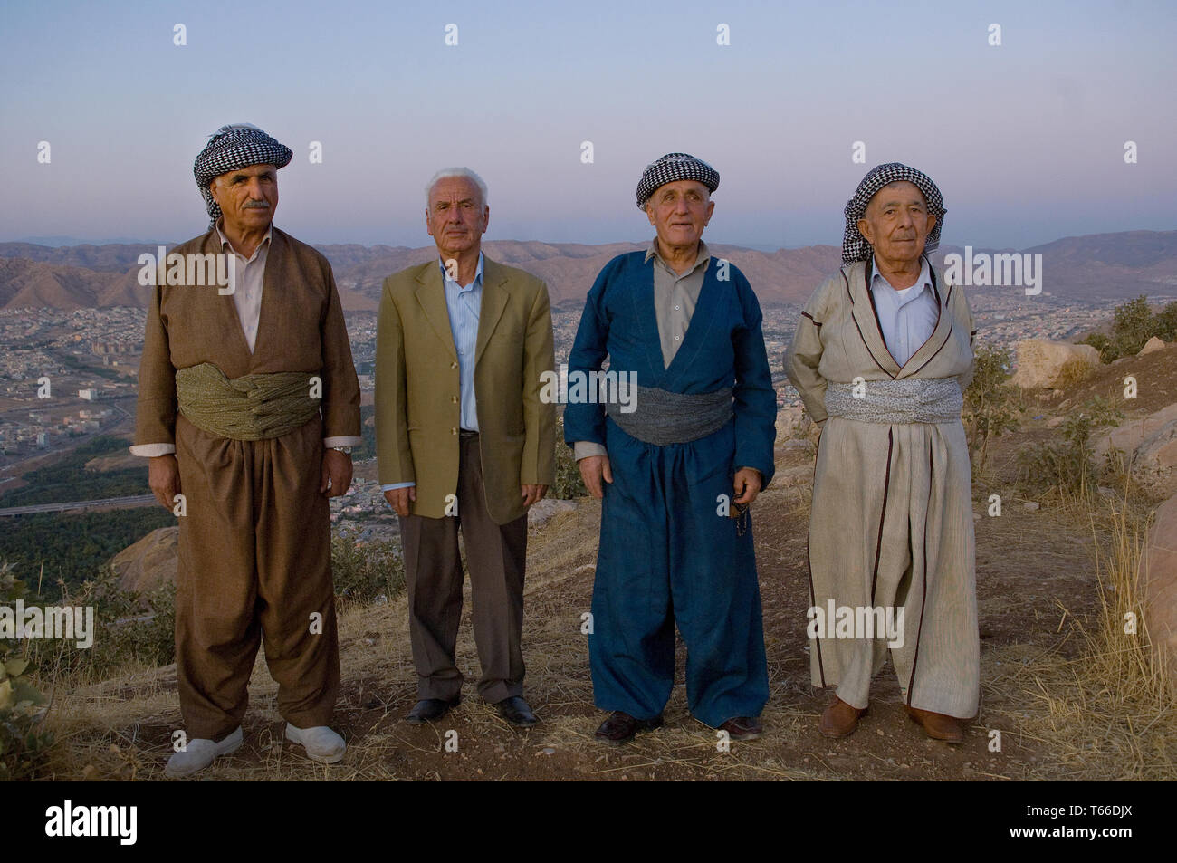 Les hommes portant des vêtements traditionnels kurde prendre dans la ...