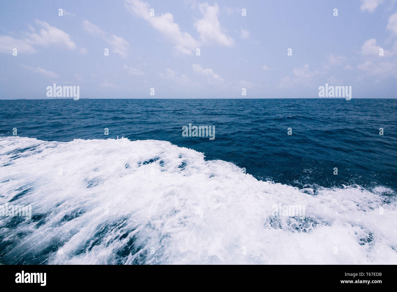 Bateau sur une mer calme Banque de photographies et d’images à haute ...