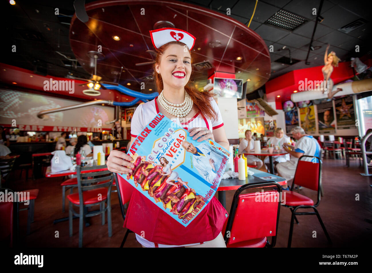 Rikki "infirmière" à l'attaque cardiaque Grill sert volontiers de l ...