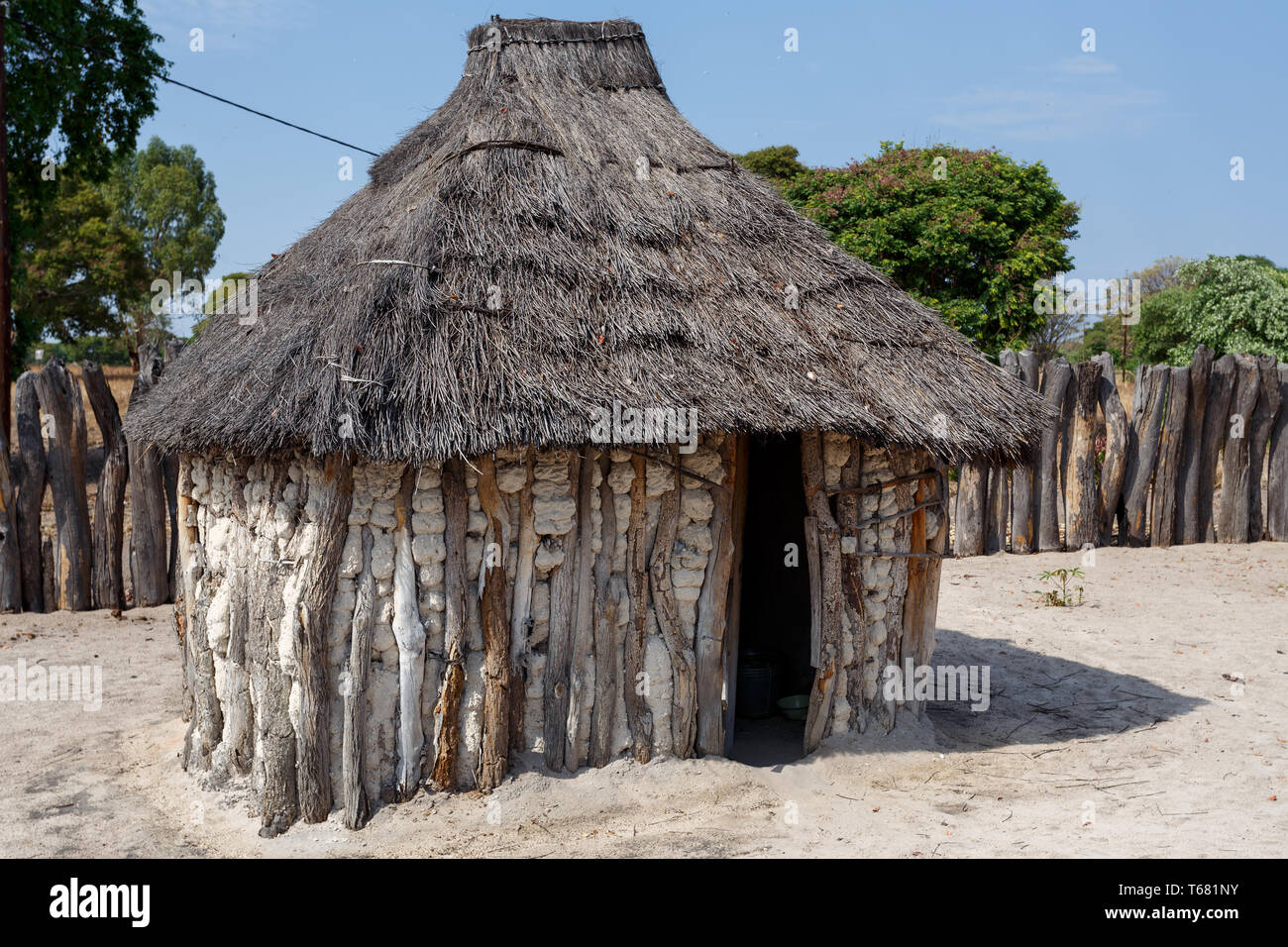 Village africain traditionnel Banque de photographies et d’images à haute résolution - Alamy