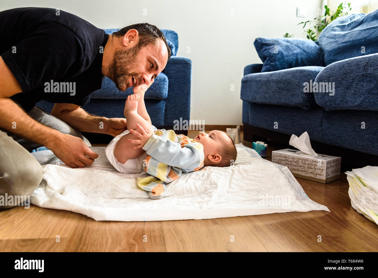 Changer la couche diaper Banque de photographies et d’images à haute ...