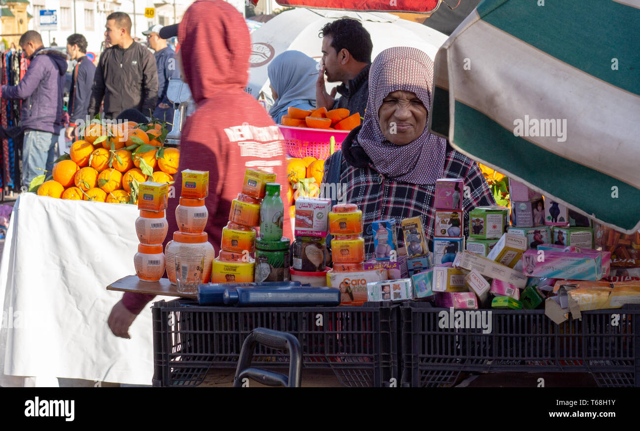 Marché de rue maroc femme Banque de photographies et d’images à haute ...