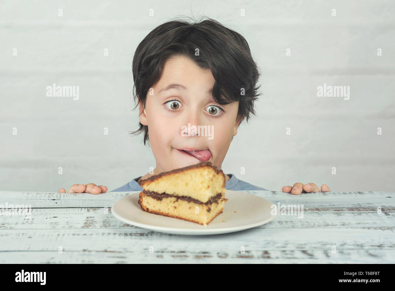 Enfant qui a faim Banque de photographies et d’images à haute ...