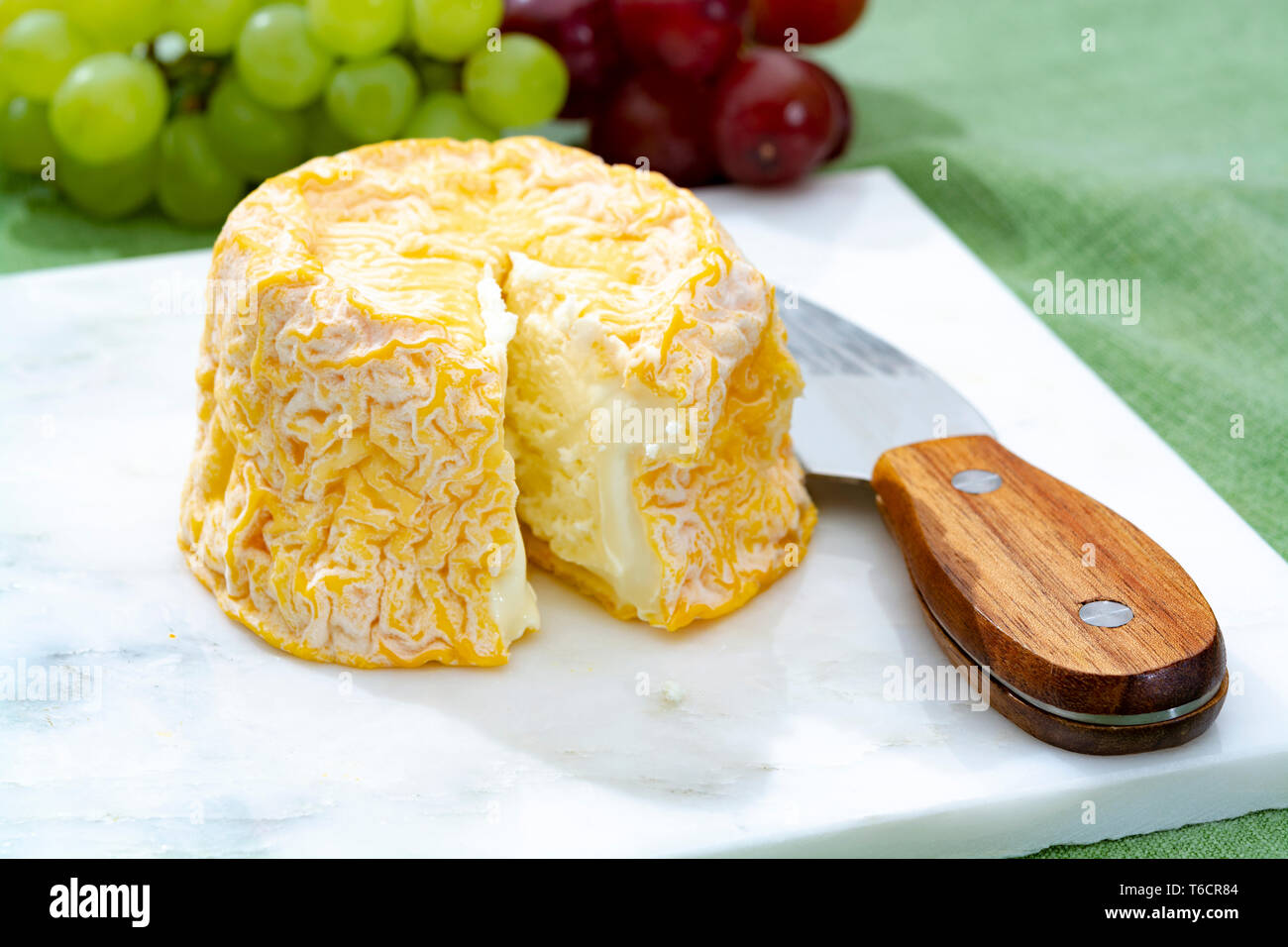 Langres, lait de vache française fromage doux, crémeux et friable avec ...