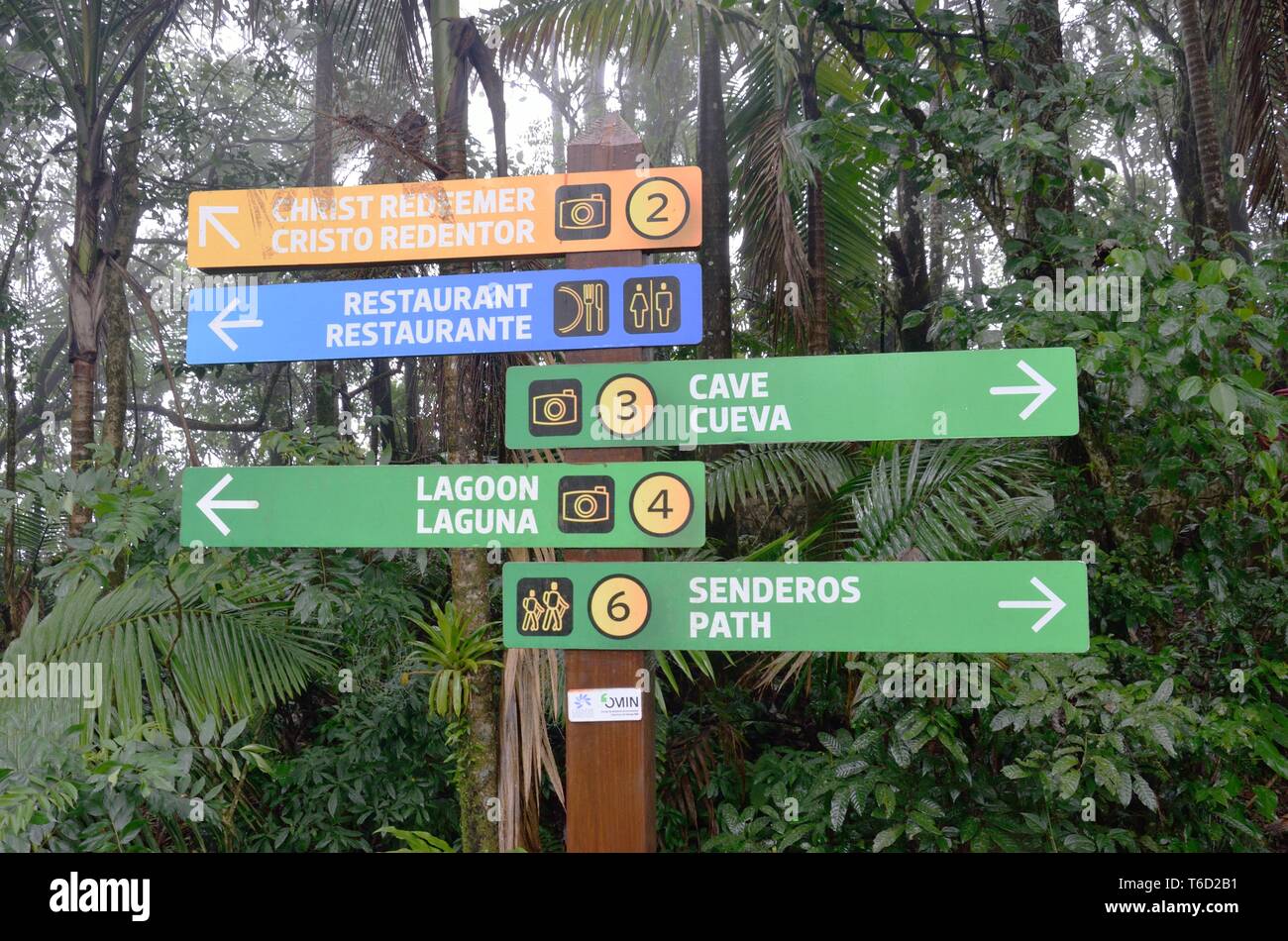 Sign in forest Banque de photographies et d’images à haute résolution ...