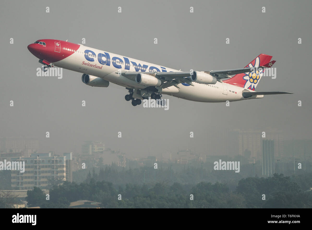 Avion edelweiss air airbus a340 300 Banque de photographies et d’images ...