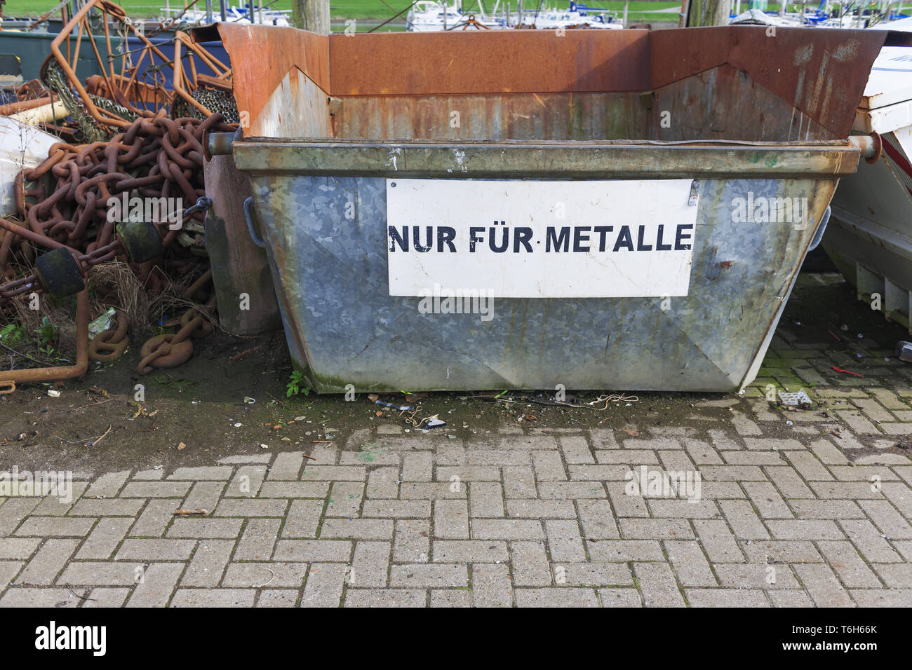 Scrap metal container Banque de photographies et d’images à haute ...