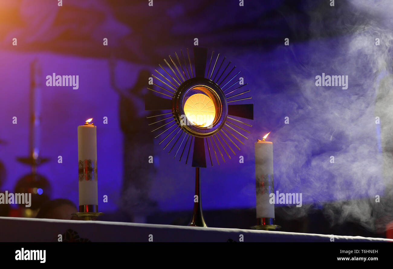 Une cérémonie à l'église d'émettre l'Ostensoir Photo Stock - Alamy