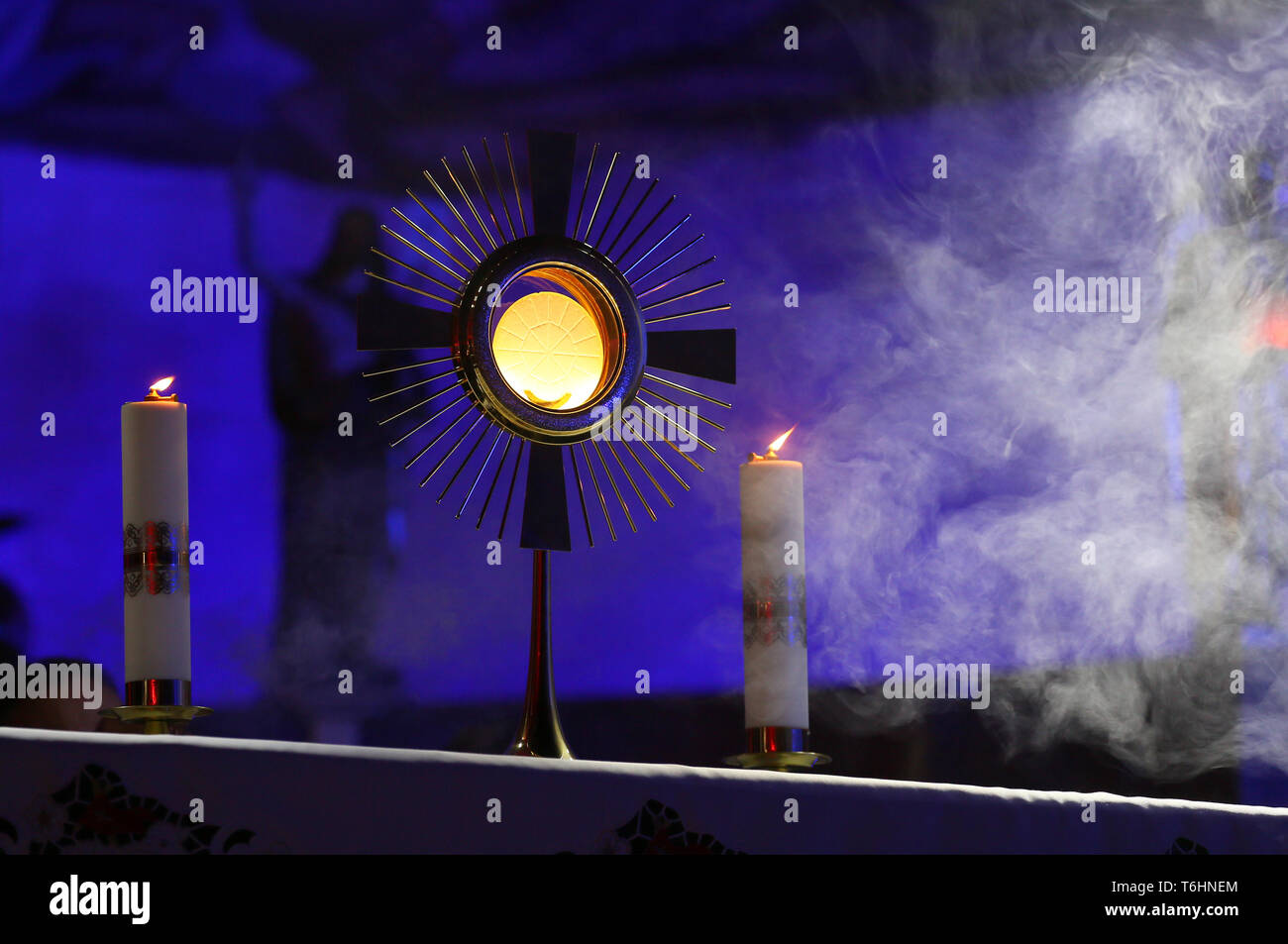 Une cérémonie à l'église d'émettre l'Ostensoir Photo Stock - Alamy