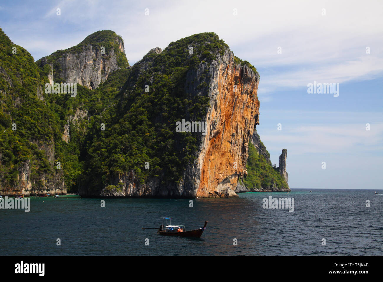Mur de roche rouge raide passant de l'eau dans ciel bleu de l'île ...