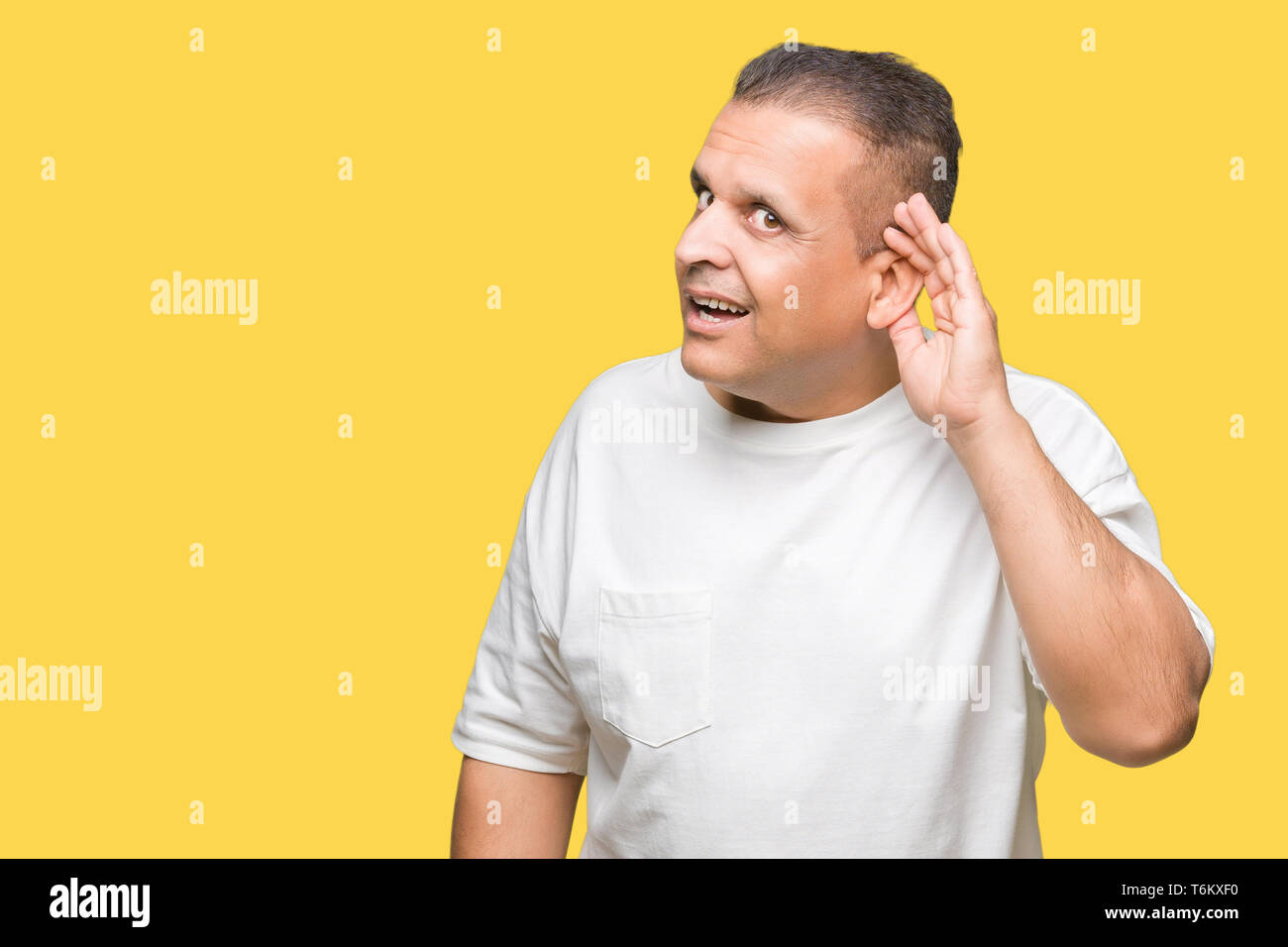 L'âge moyen arabe a wearig t-shirt blanc sur fond isolé smiling with ...