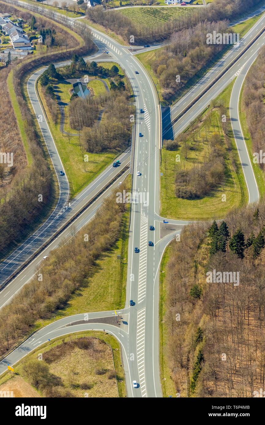 Vue aérienne, d'autoroute à Meschede entrée la route fédérale B55 de l ...