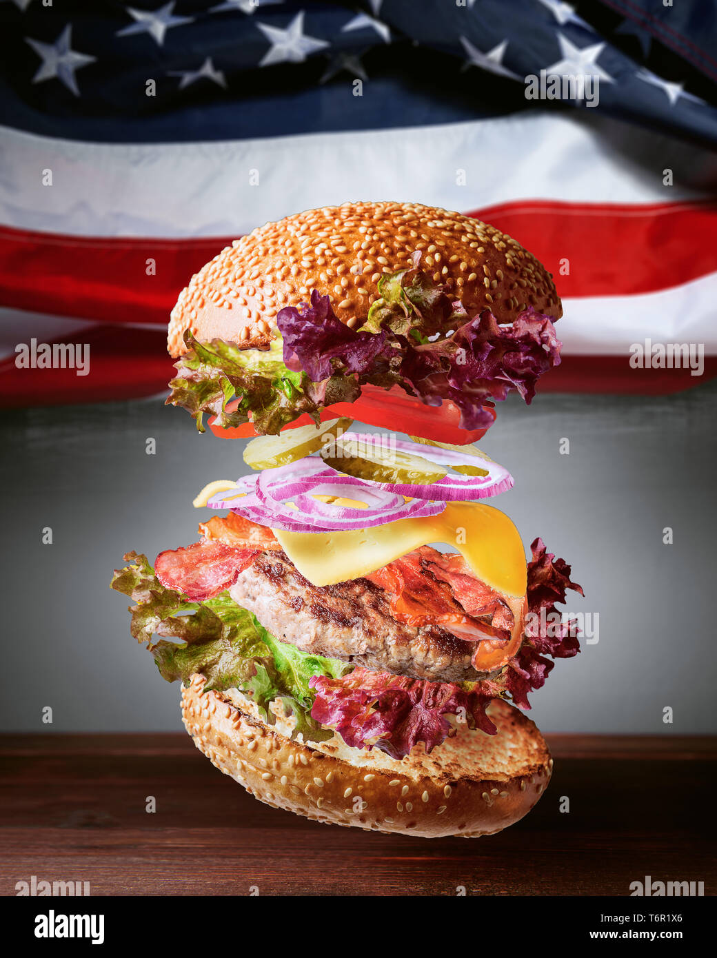 Burgers de boeuf américain sur l'arrière-plan du drapeau d'Amérique ...