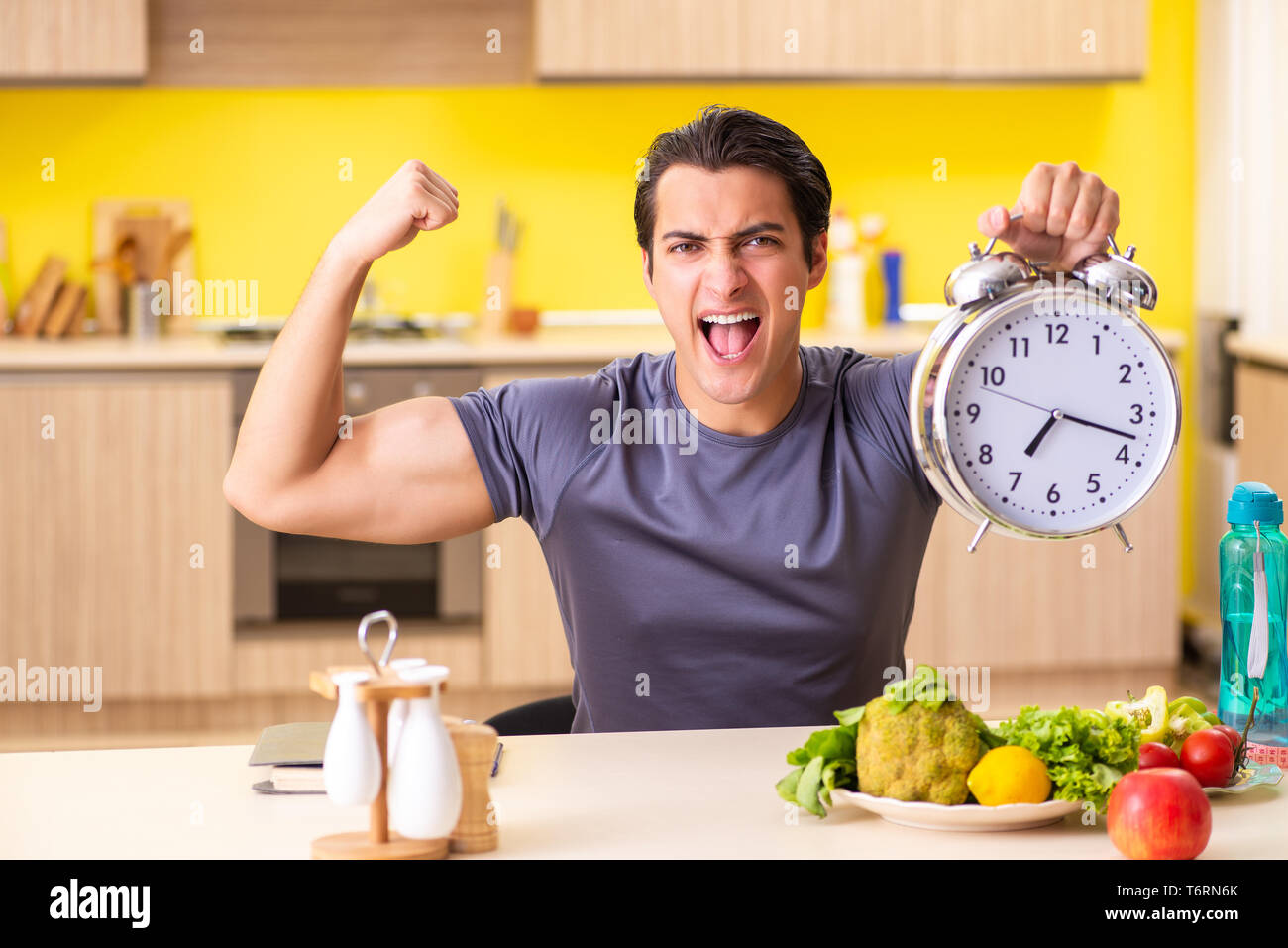 Jeune homme de suivre un régime et d'alimentation saine notion Photo ...
