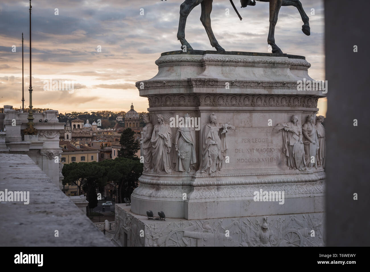 Détails de la statue et vue sur la ville depuis le monument de Vittorio ...