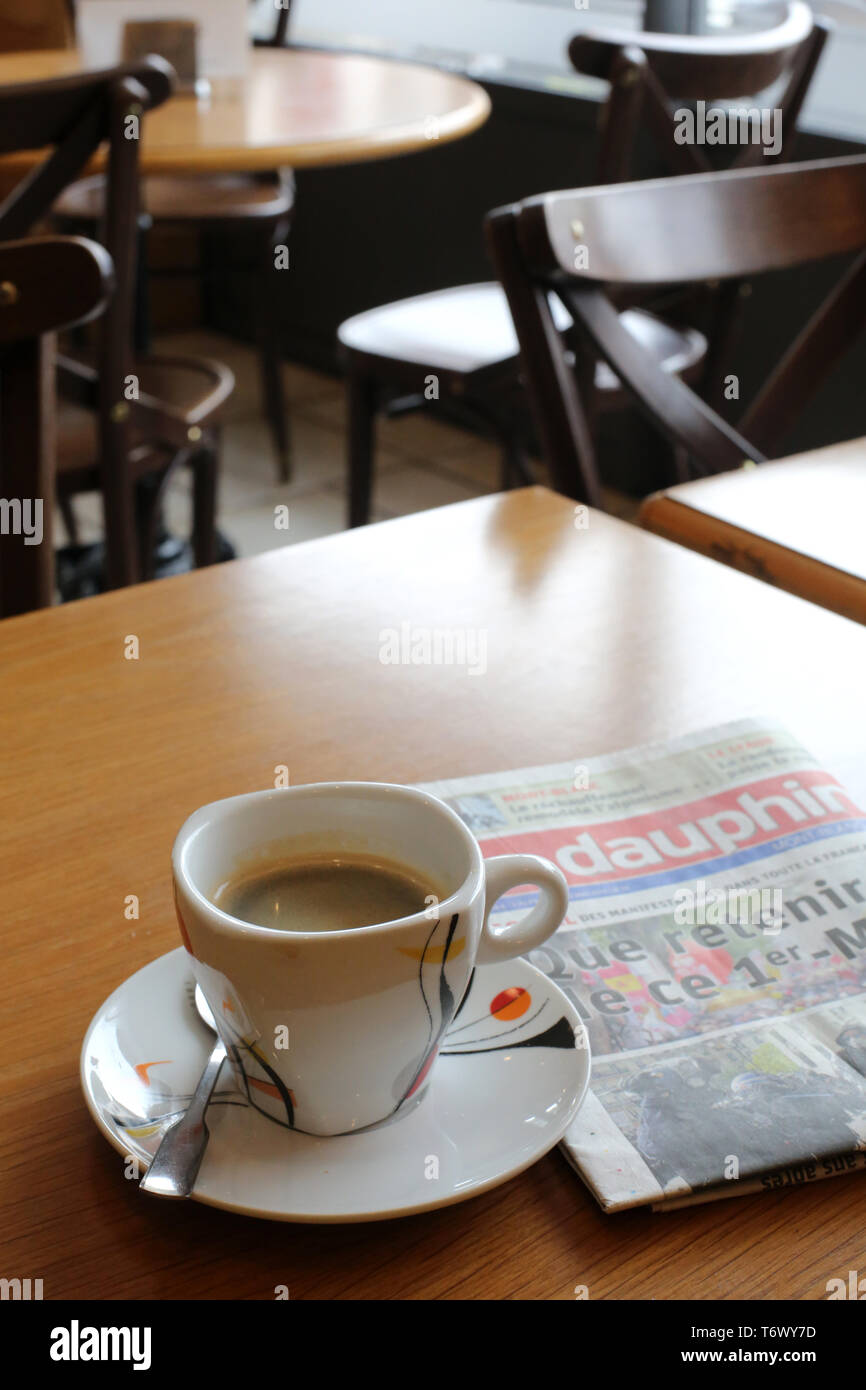Le cafe journal Banque de photographies et d’images à haute résolution ...