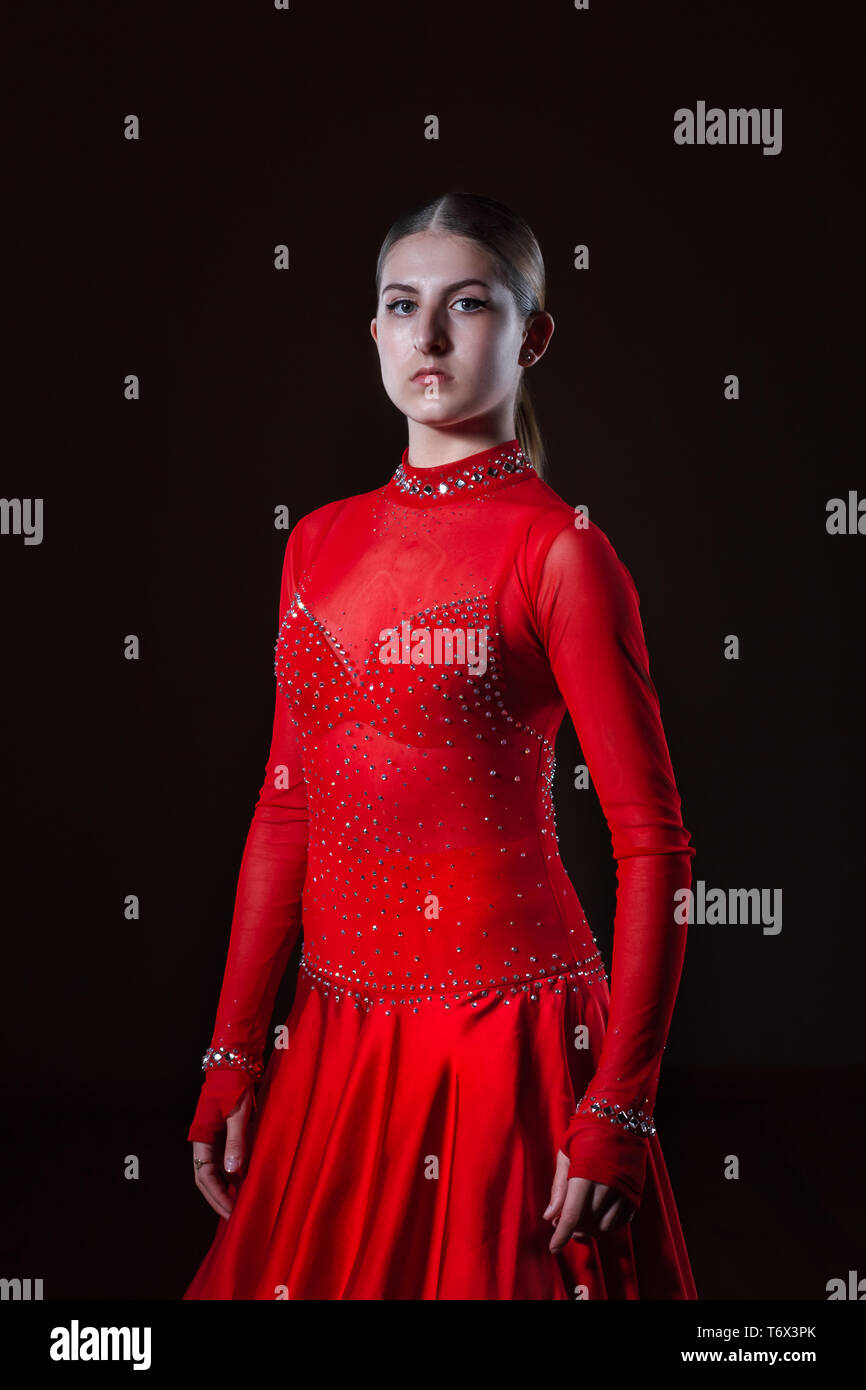 Belle jeune danseuse de flamenco hispanique en robe rouge isolé sur ...