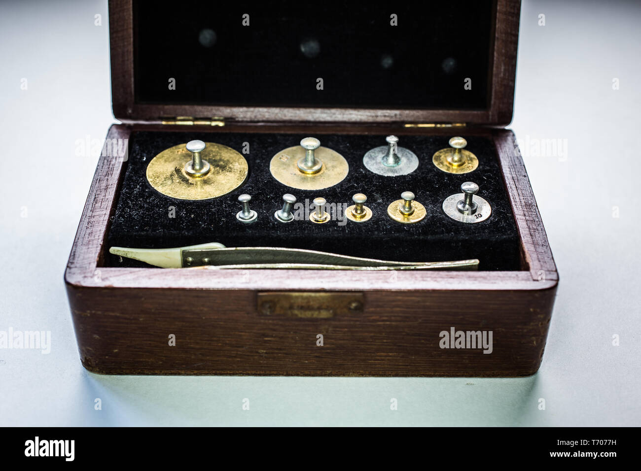 Poids en laiton Banque de photographies et d’images à haute résolution ...