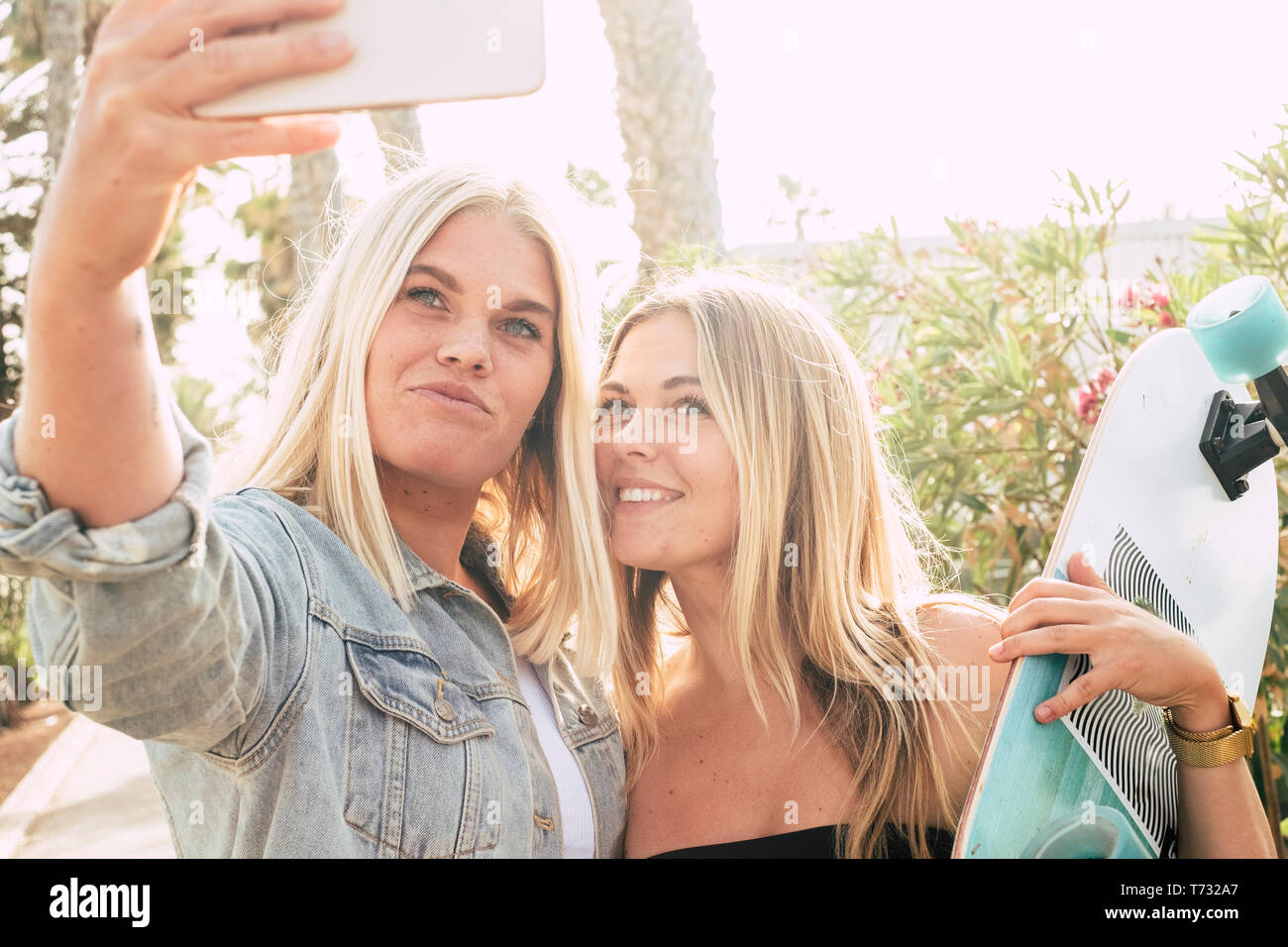Sourire Timide Banque d'image et photos - Alamy