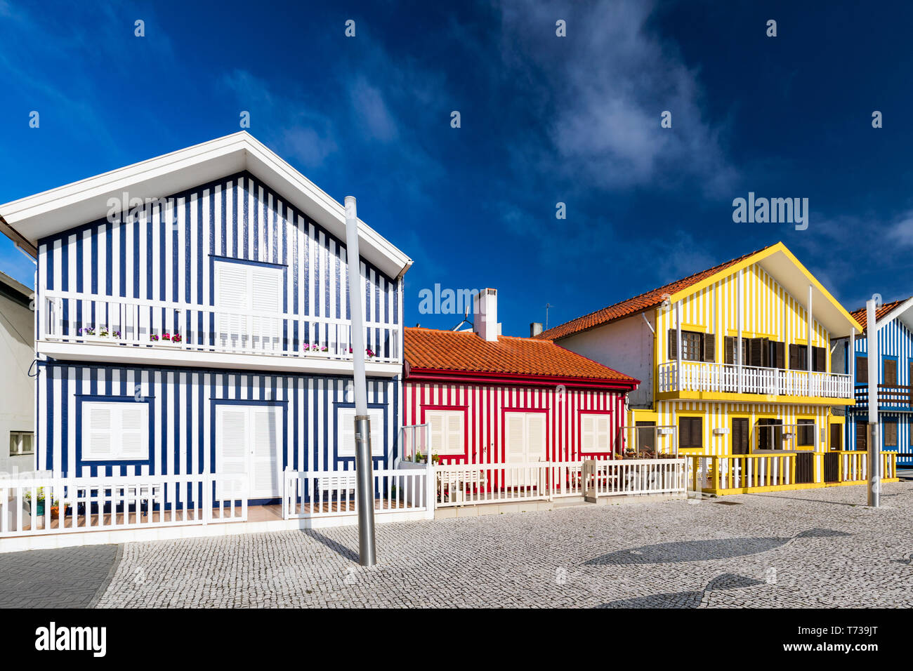 Rue avec ses maisons colorées à Costa Nova, Aveiro, Portugal. Rue avec ...