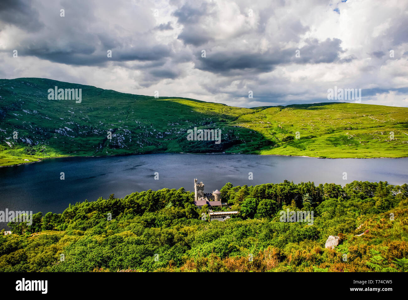 Le Glenveagh Castle et Lough Veagh dans le Glenveagh National Park ...
