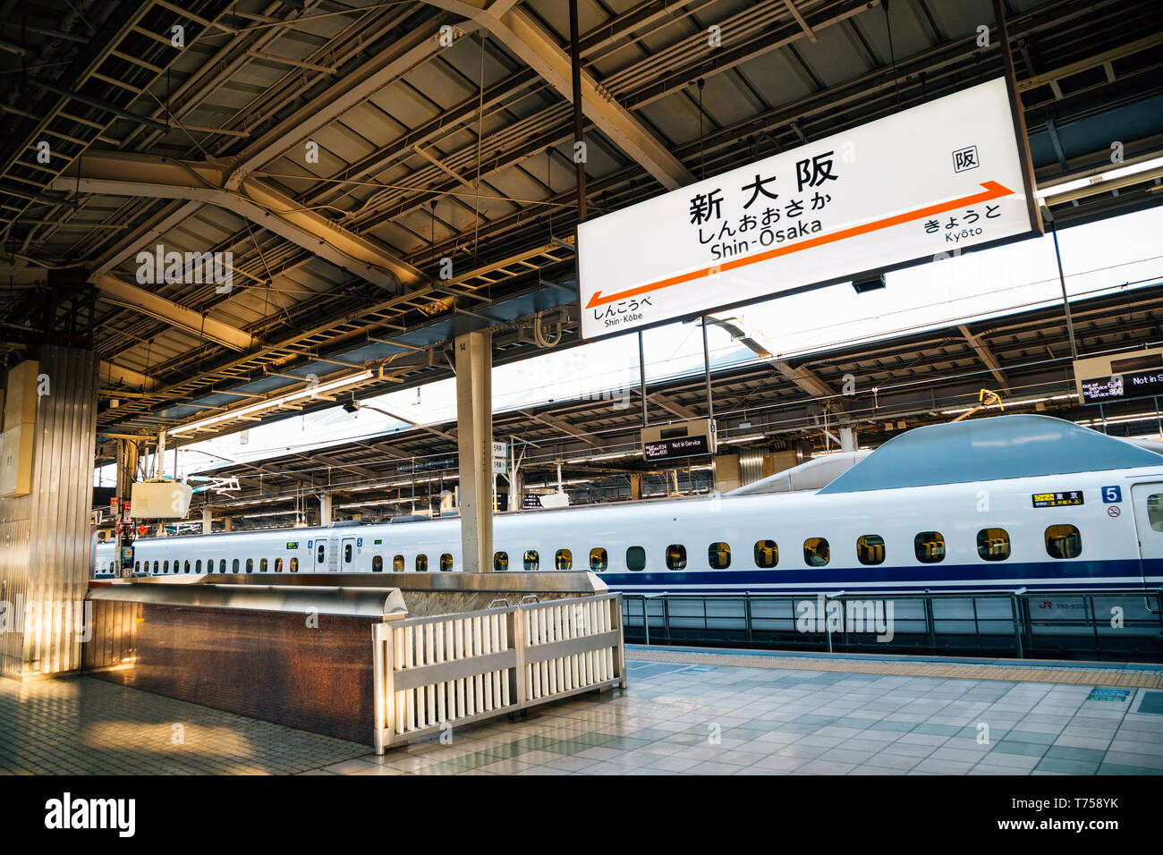 Shinkansen platform Banque de photographies et d’images à haute ...