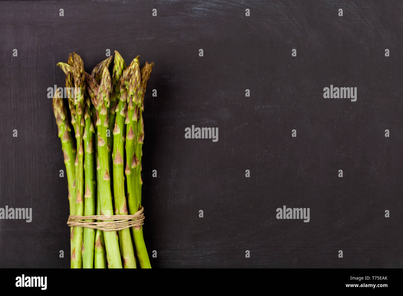 Tas de matières premières asperges fraîches jardin sur tableau noir l ...
