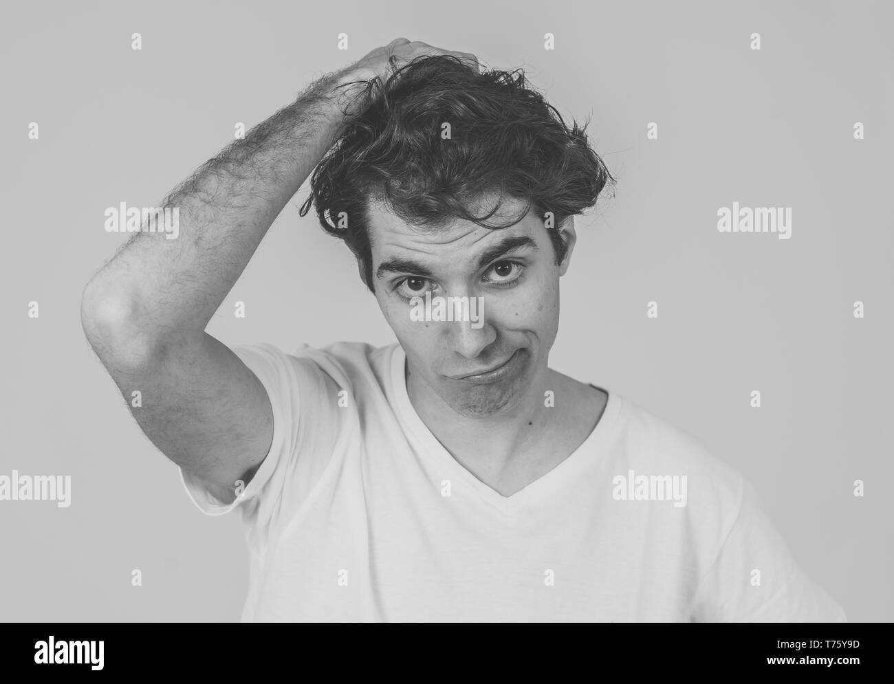 Image visage rigolo libre de pensée. Portrait de jeune homme inquiet ...