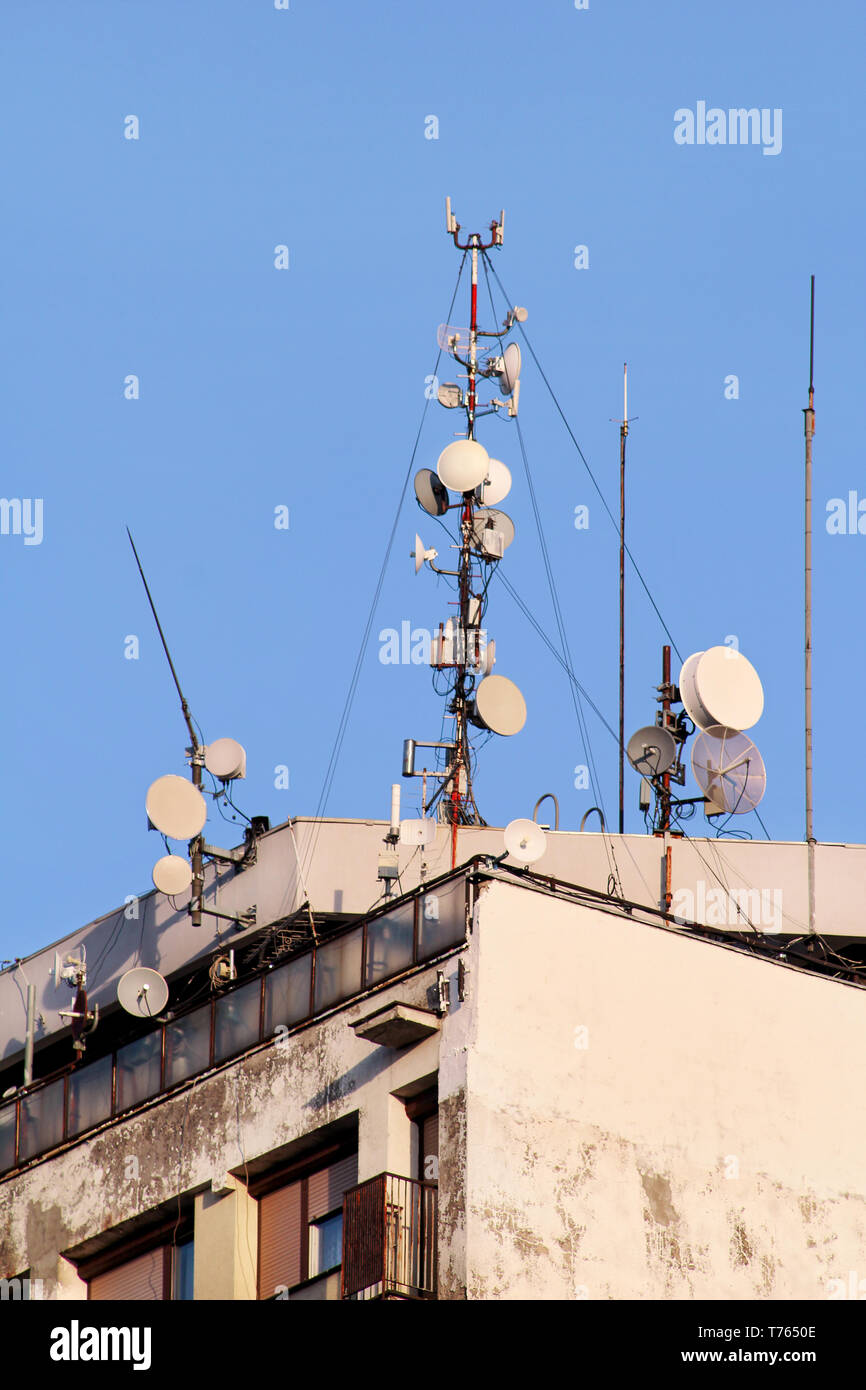Les stations de base des télécommunications répéteurs réseau sur le ...
