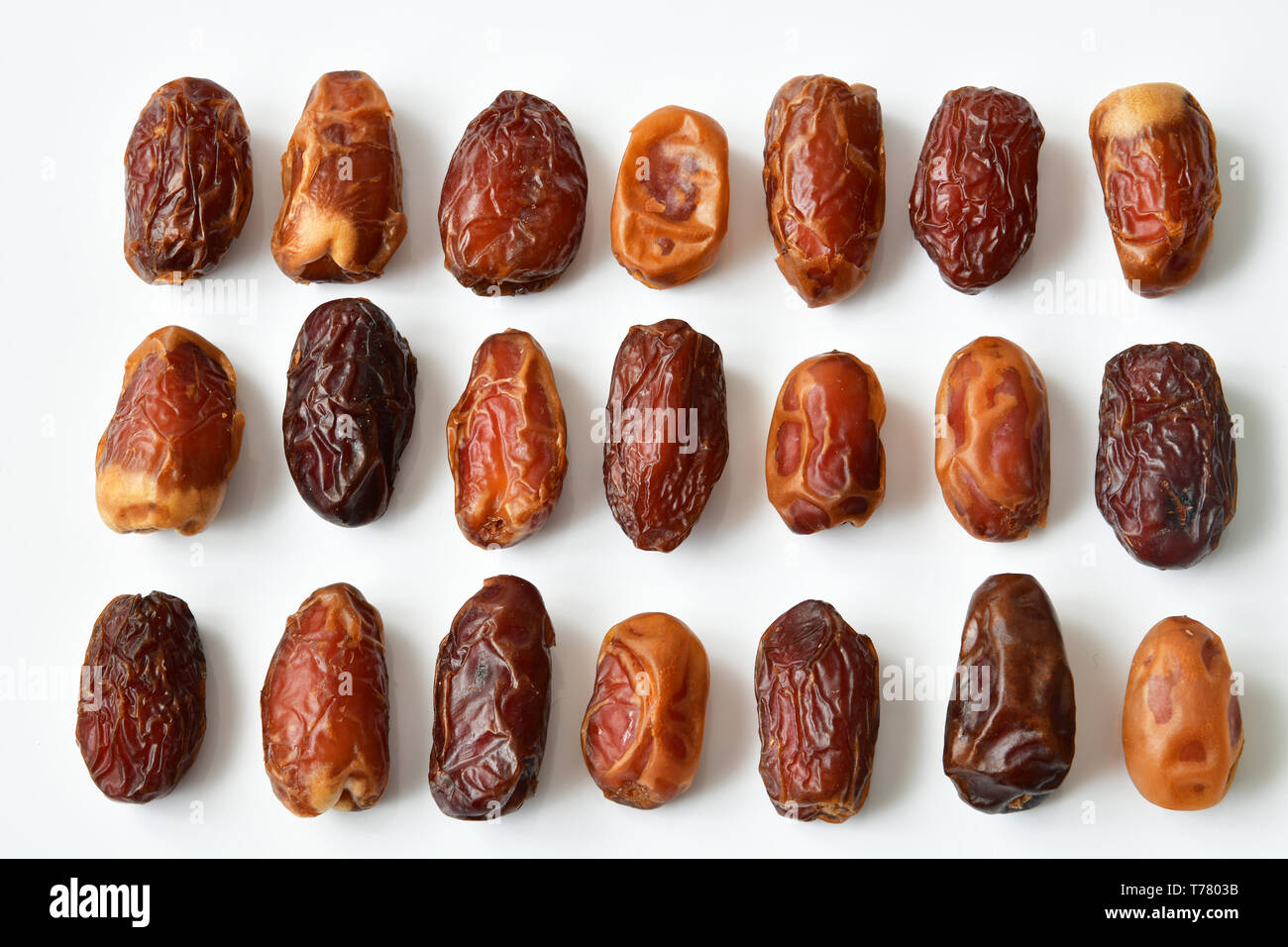 Différentes variétés de dattes séchées isolé sur fond blanc Photo Stock ...