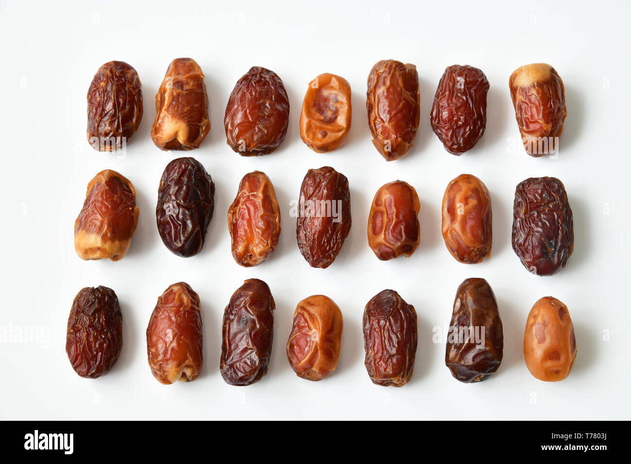 Différentes variétés de dattes séchées isolé sur fond blanc Photo Stock ...