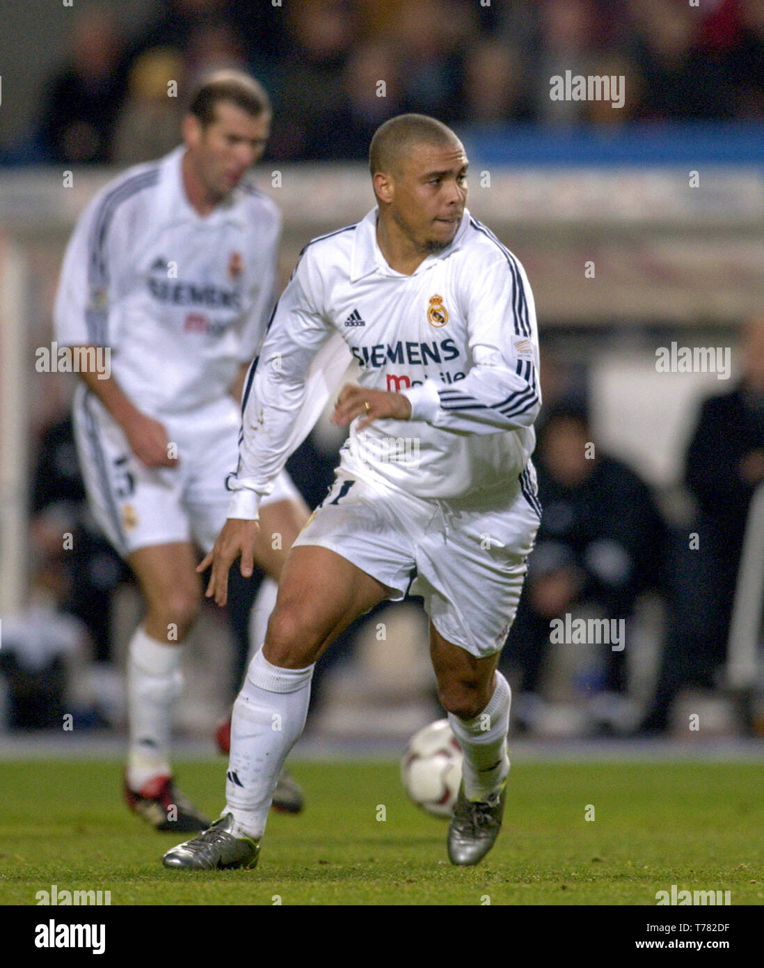 Zinedine zidane et ronaldo Banque de photographies et d’images à haute ...