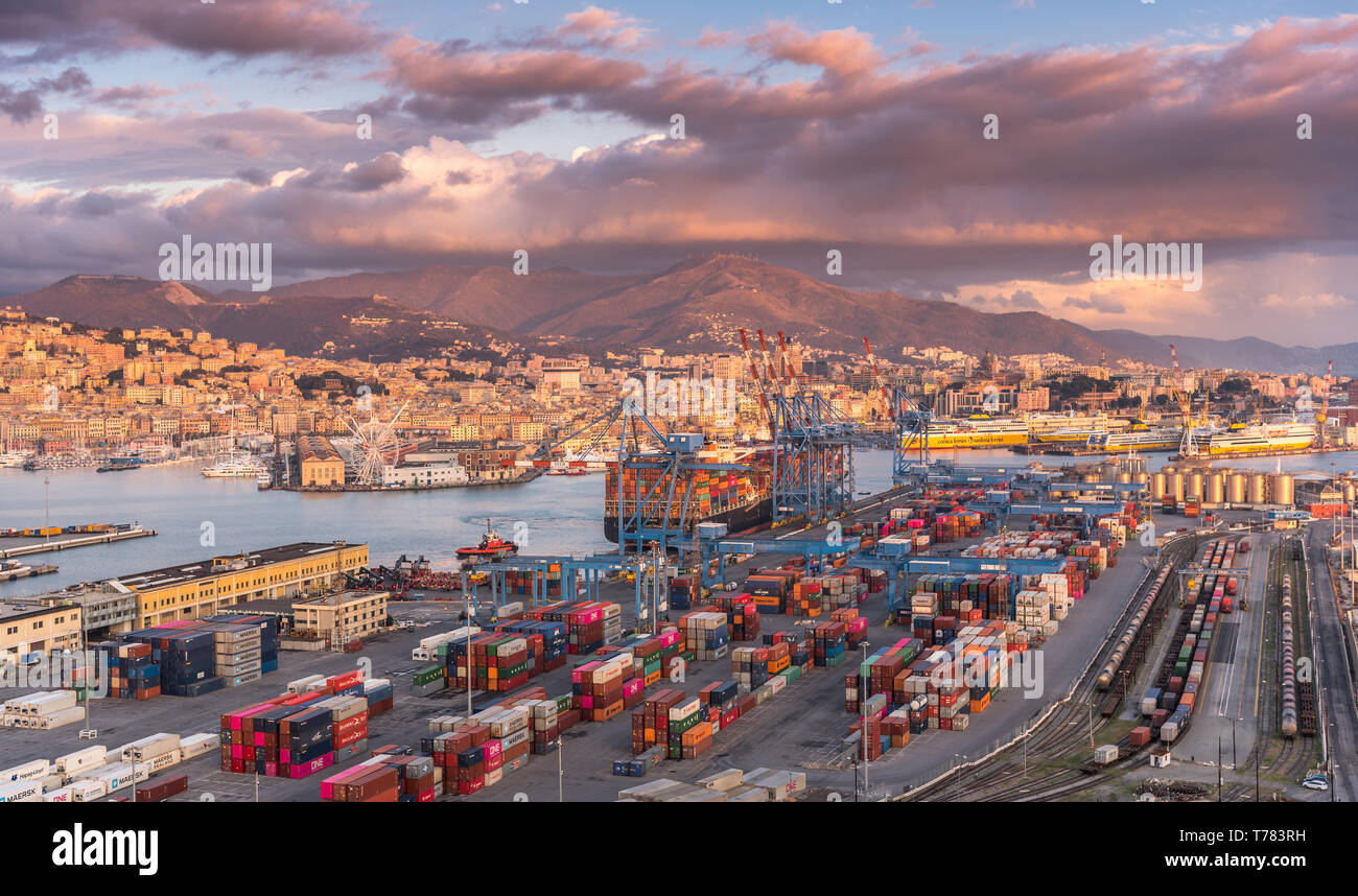 Genova, Gênes, Italie : Vue aérienne de l'expédition et de terminal à ...