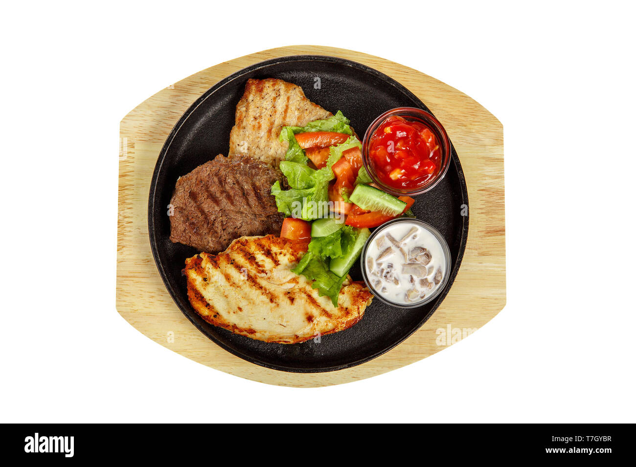 Trois pièces de différents types de viande avec une salade de légumes ...