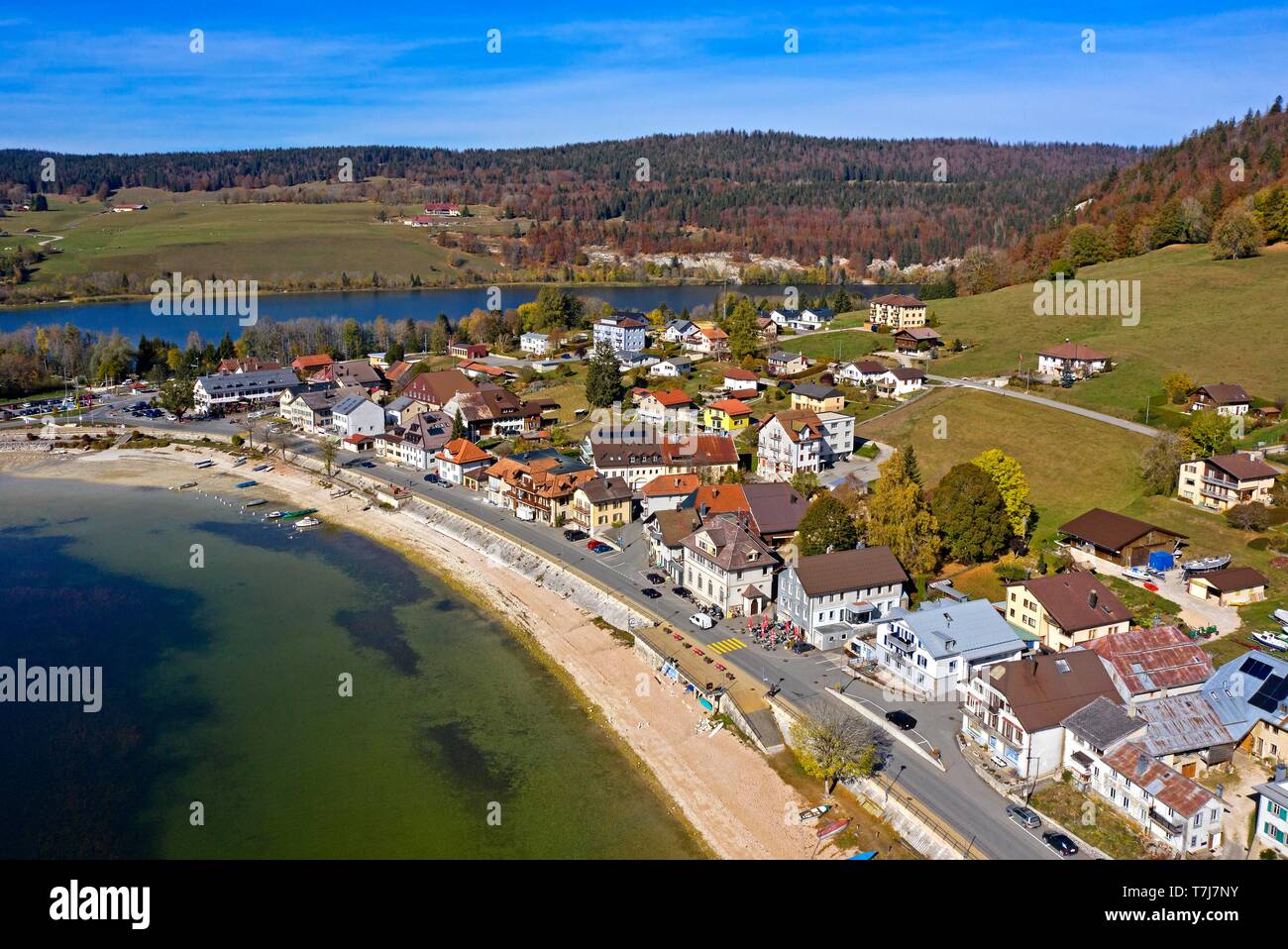 Village le pont entre les lacs lac de joux Banque de photographies et d ...