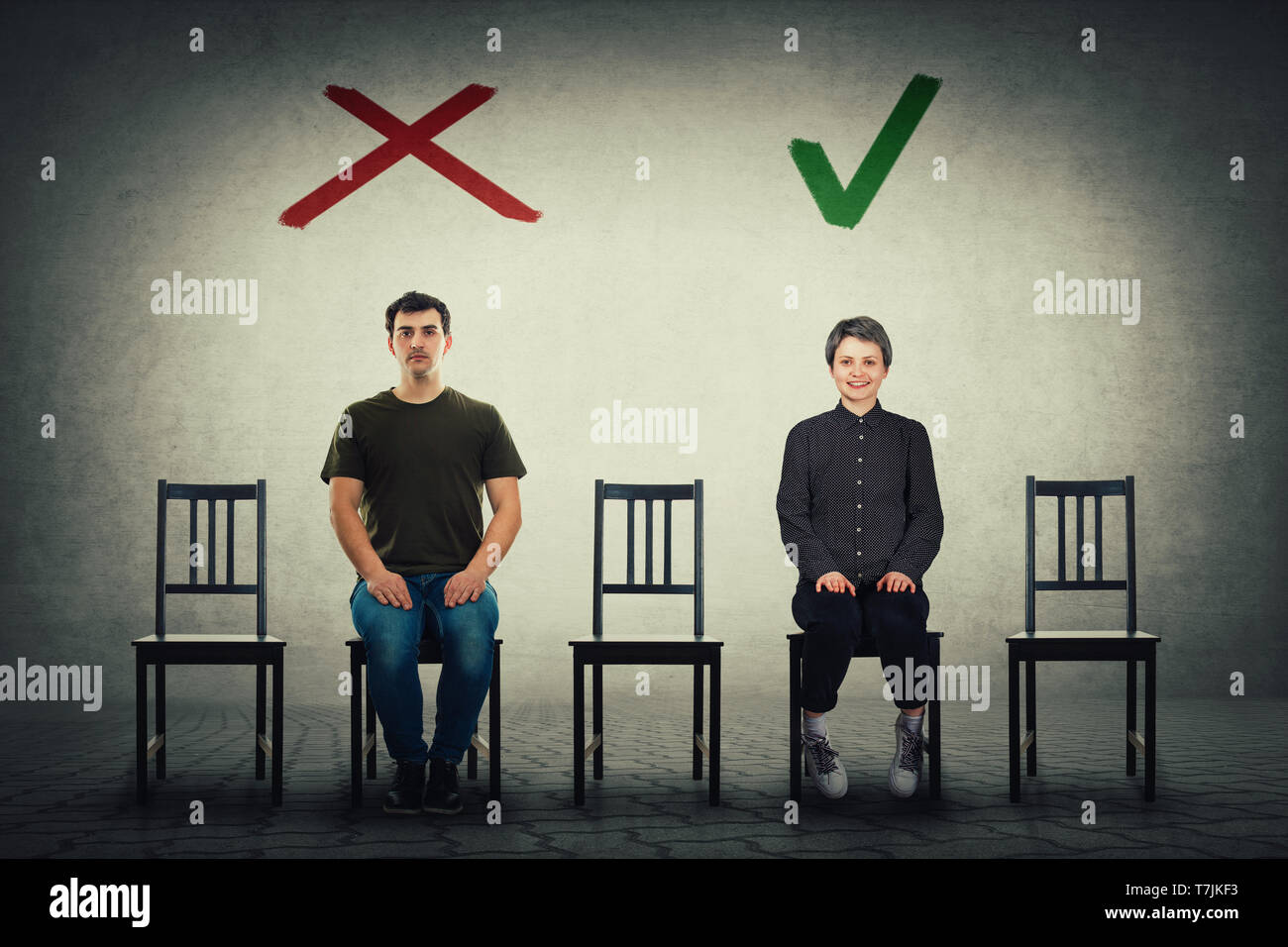 Assis Sur Des Chaises Banque d'image et photos - Alamy Assis Sur Des Chaises Banque d'image et photos - Alamy