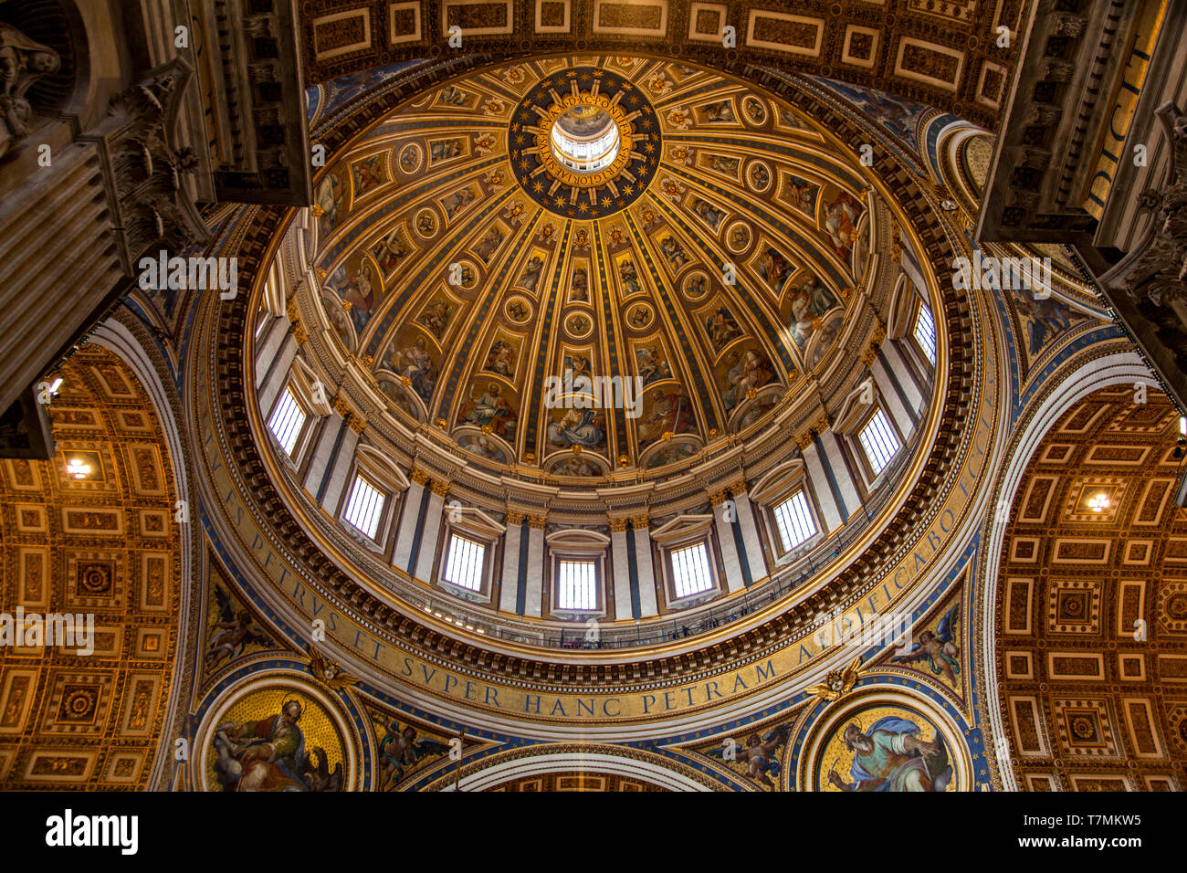 Intérieur de la Basilique Papale de Saint Pierre au Vatican, ou ...