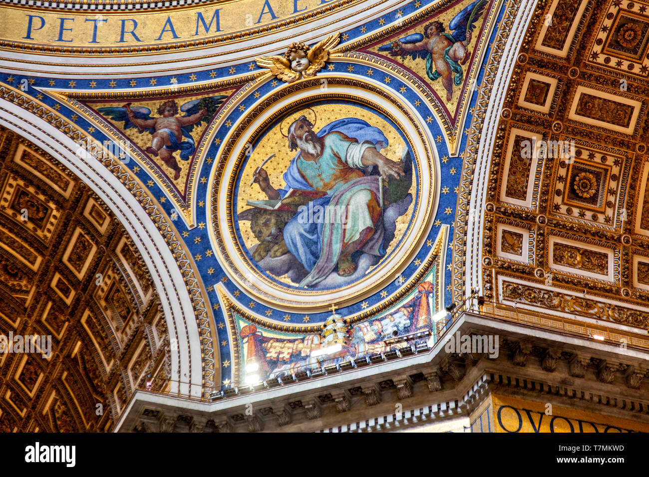Intérieur de la Basilique Papale de Saint Pierre au Vatican, ou ...