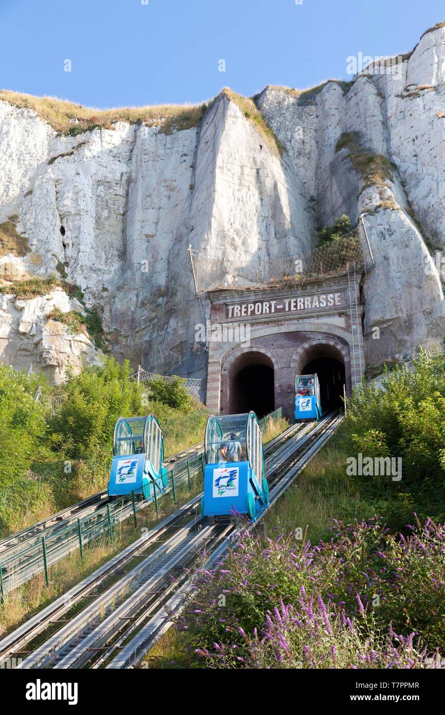 France, Seine Maritime, Le Treport, funiculaire et tunnel accédant ...