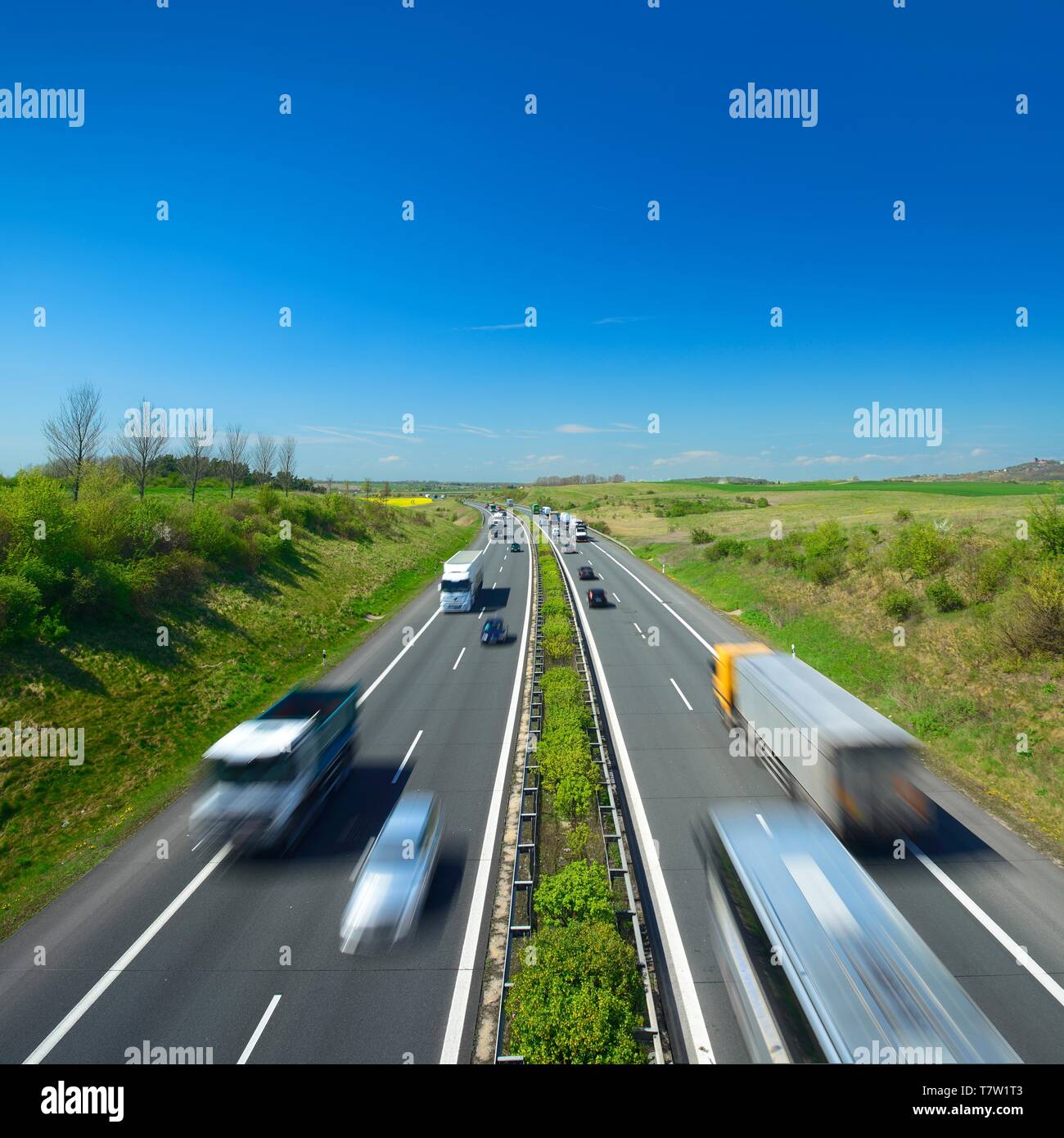 Camion et voiture sur l'autoroute a14 Banque de photographies et d ...