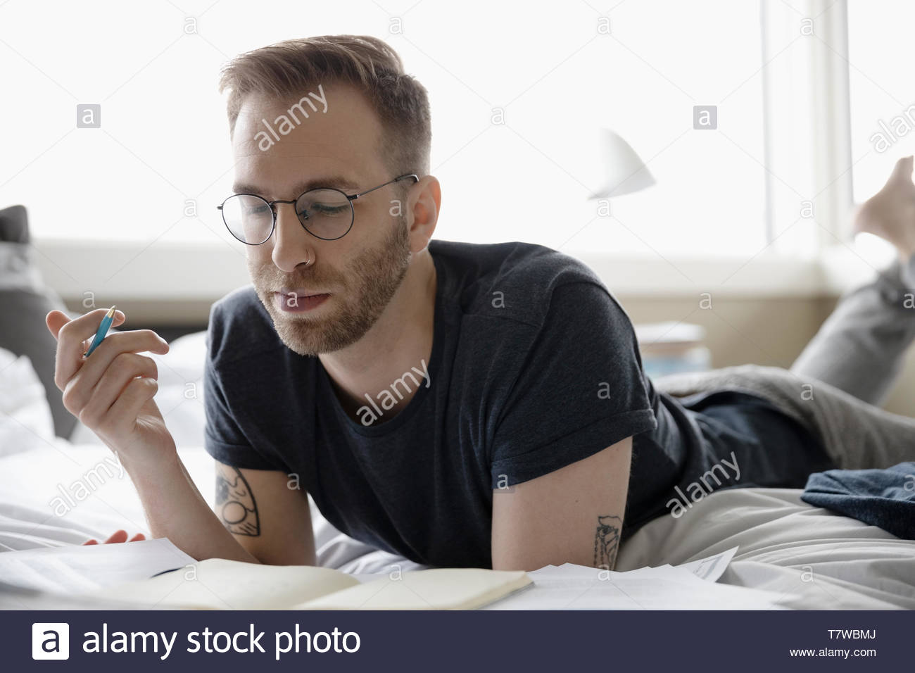 à la maison lecture Banque de photographies et d’images à haute ...
