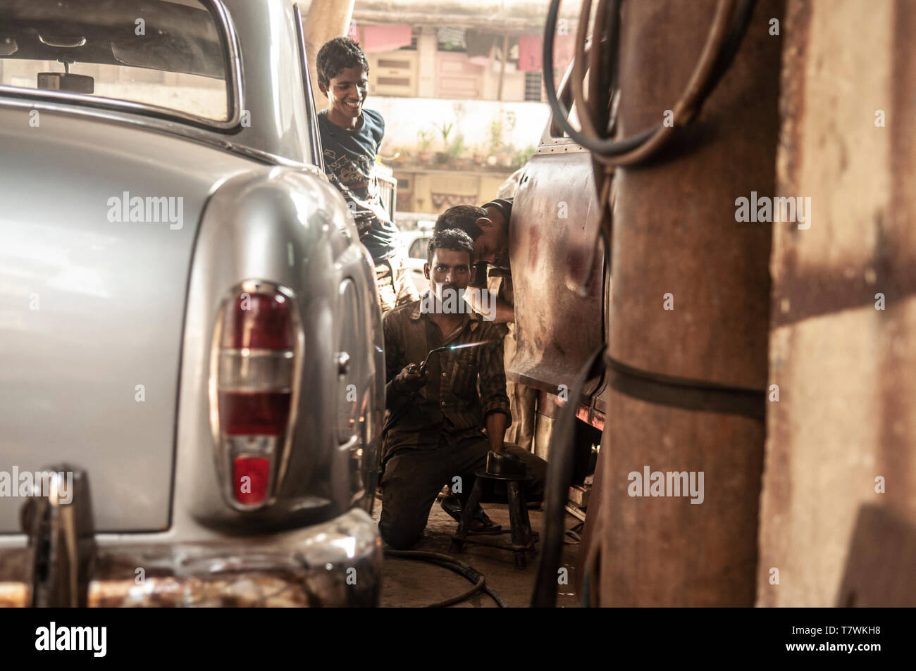 La mécanique, l'un avec un chalumeau à gaz, les travaux sur la ...