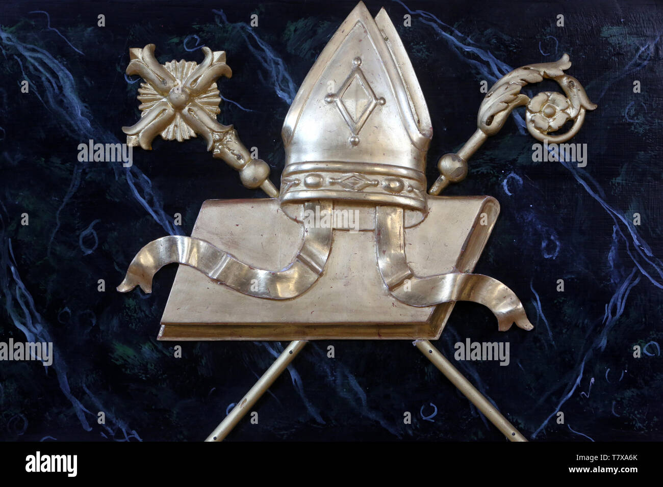 Symboles de l'évêque : mitre, croix, crosse et évangile. Eglise Saint ...